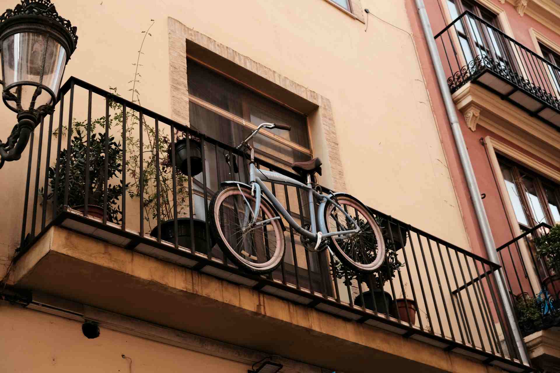 Jak trzymać rower na balkonie? | calus-p.pl - Z.P.U.H Piotr Całus